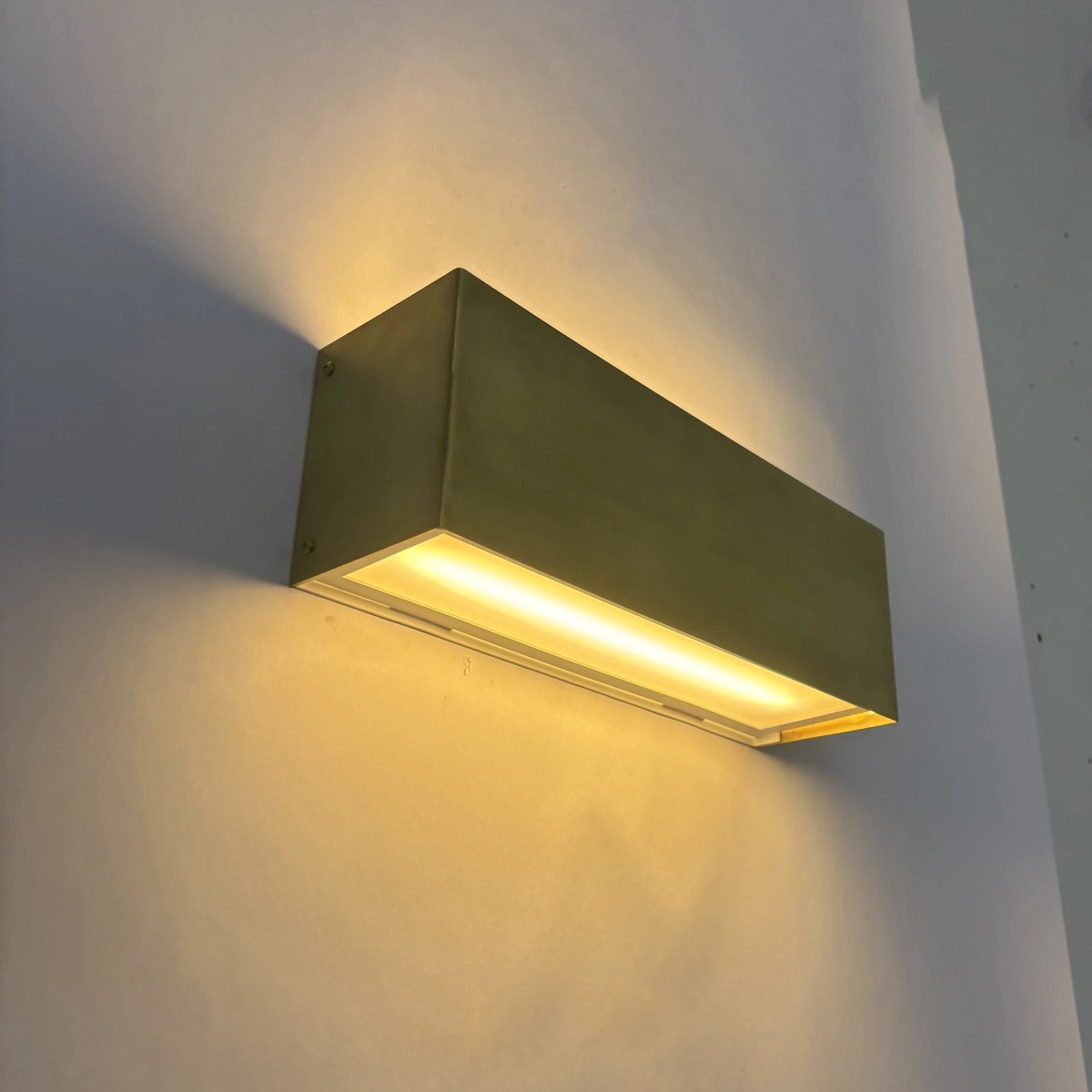 Aplique de pared estilo vintage con luz difusa y cálida - Modelo Radia
