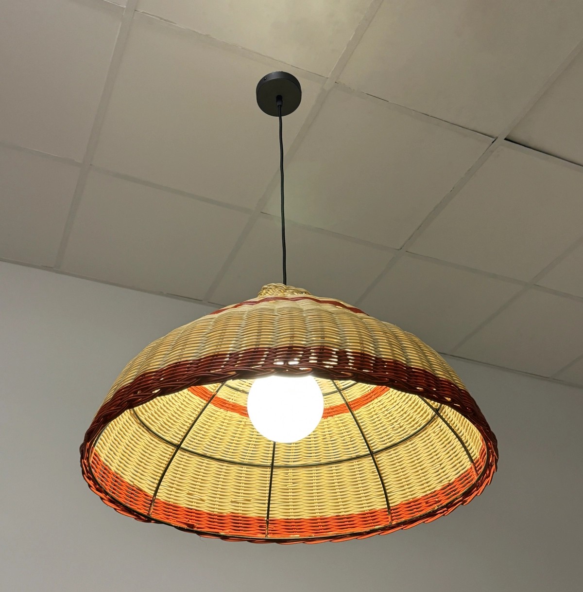 Lámpara colgante de mimbre Oda| Estilo rústico y luz LED cálida
