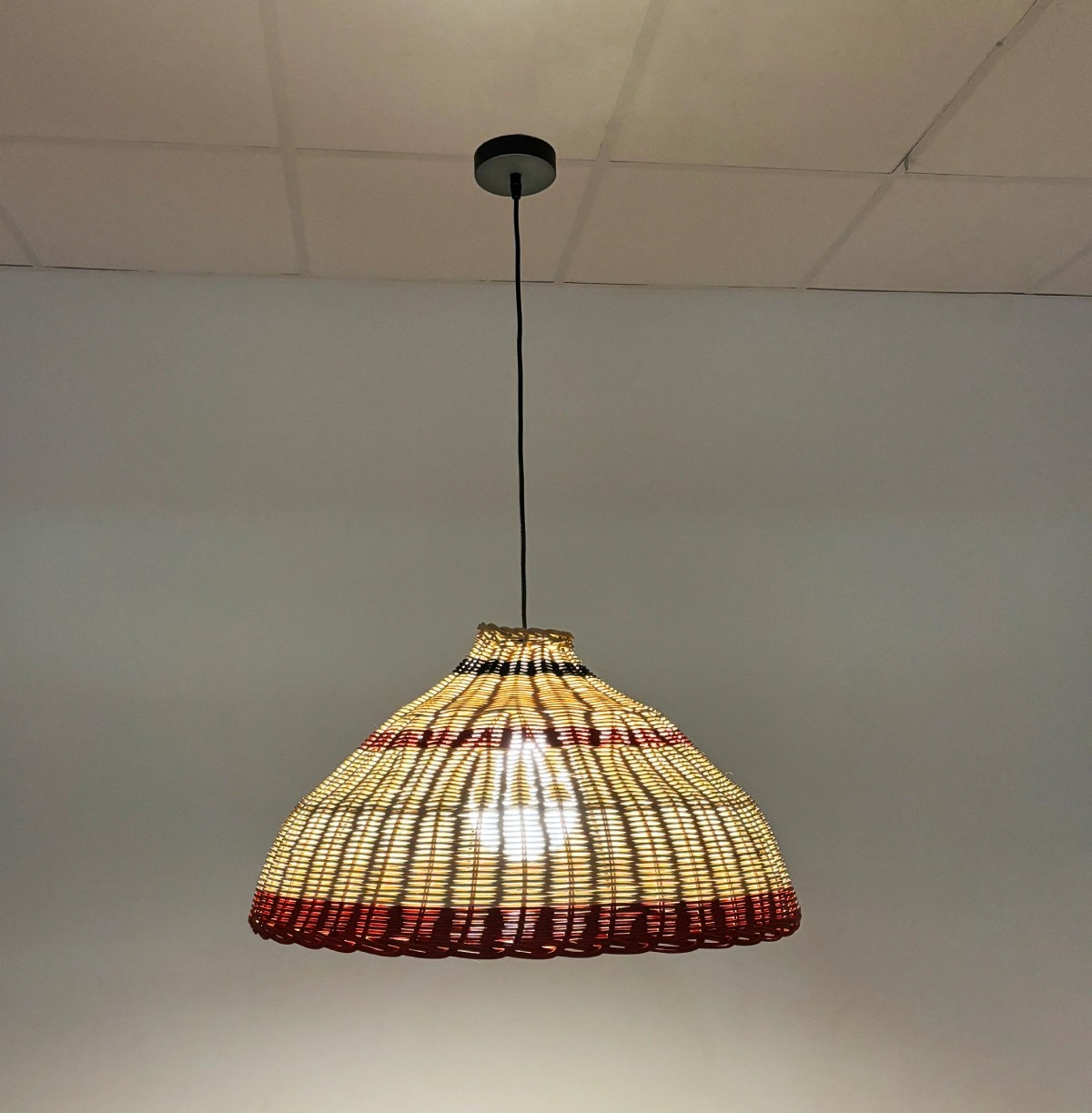 Lámpara colgante de mimbre Oda| Estilo rústico y luz LED cálida