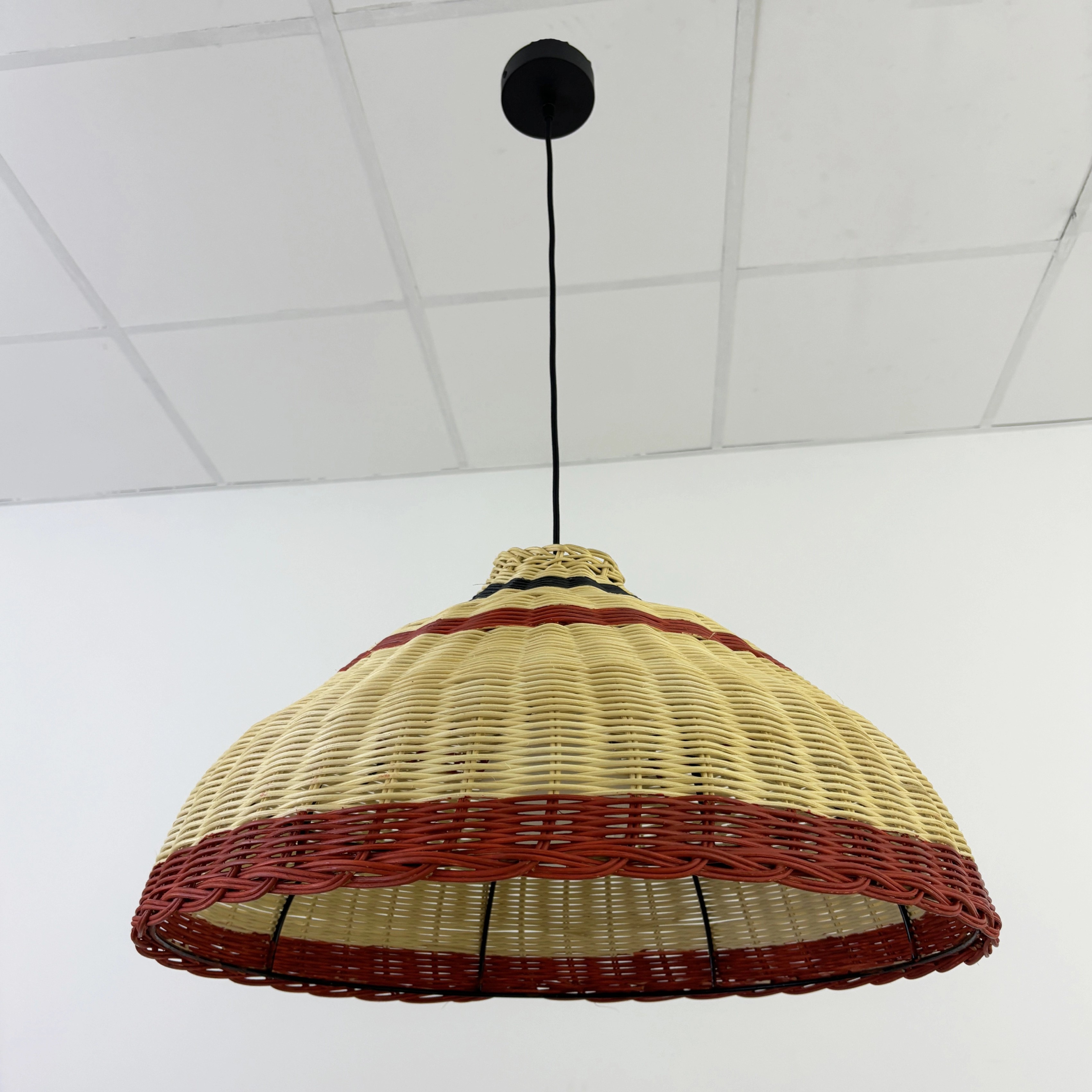 Lámpara colgante de mimbre Oda| Estilo rústico y luz LED cálida